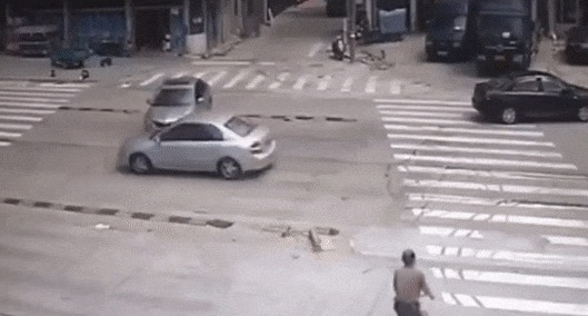 Левый поворот всегда опасен! (10Mb gif) | Пикабу