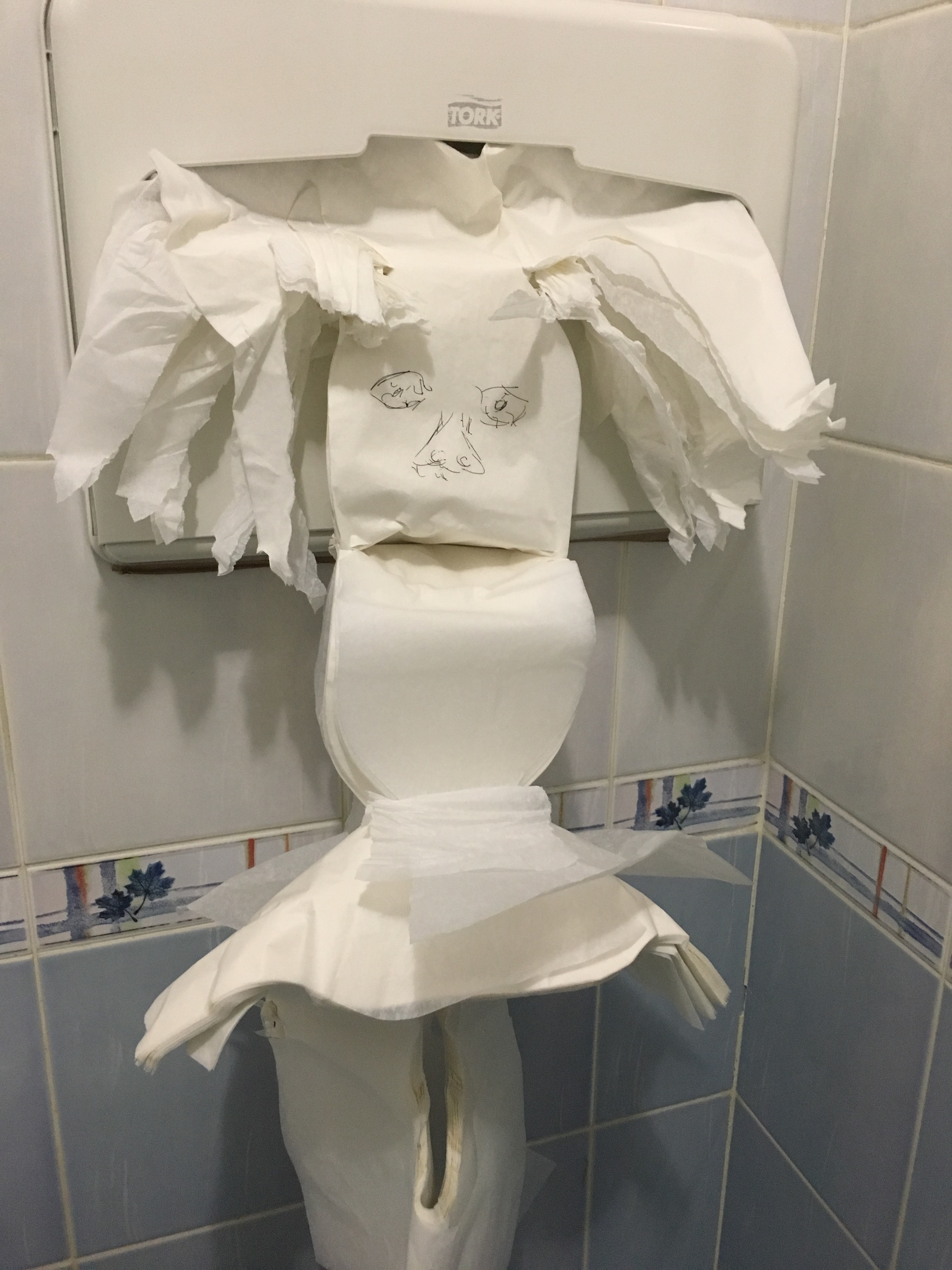 Кому то было скучно в туалете... | Пикабу