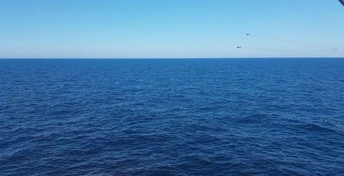 Российские бомбардировщики Су-24 трижды облетели фрегат НАТО "Эвертсен ...